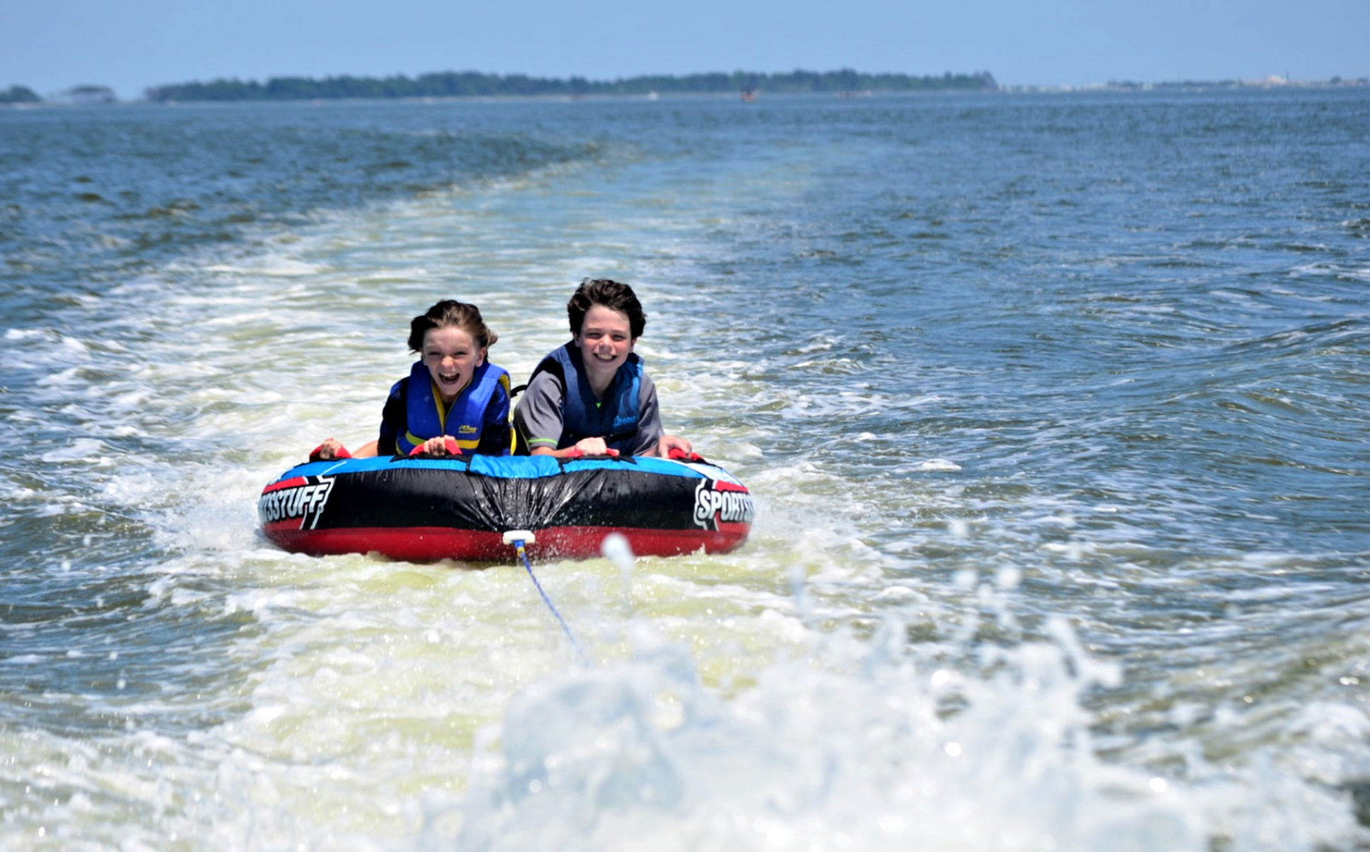 PM3 SUMMER BOYS ON RAFT PULLED BY BOAT 1930 x 1200 - MATPRA